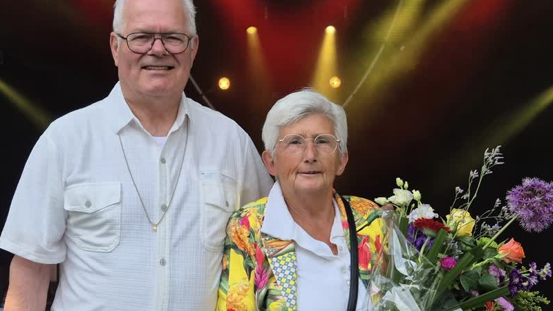 Tom Rutten krijgt Golde Aspergestaeker v...