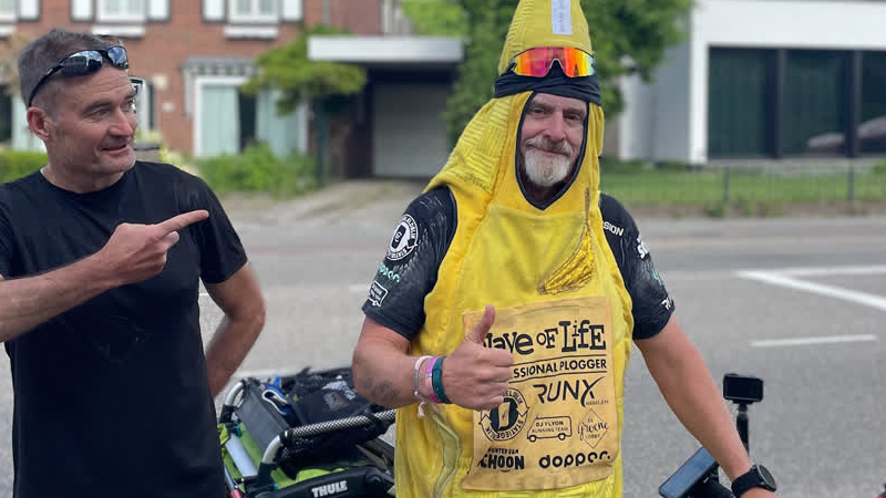 Paul Waye trekt als rennende banaan door...